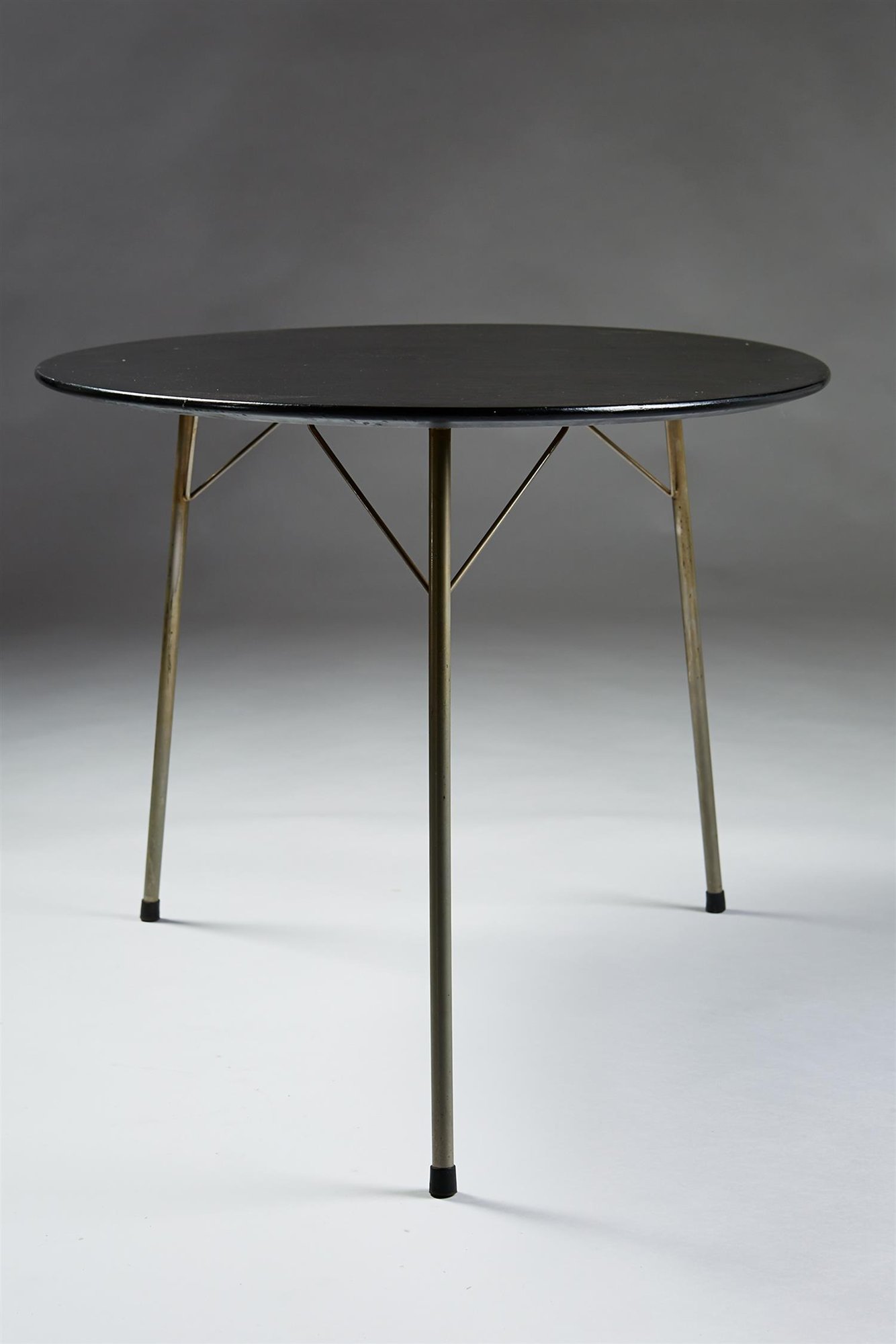 Dining table plus three chairs designed by Arne Jacobsen for Fritz ...