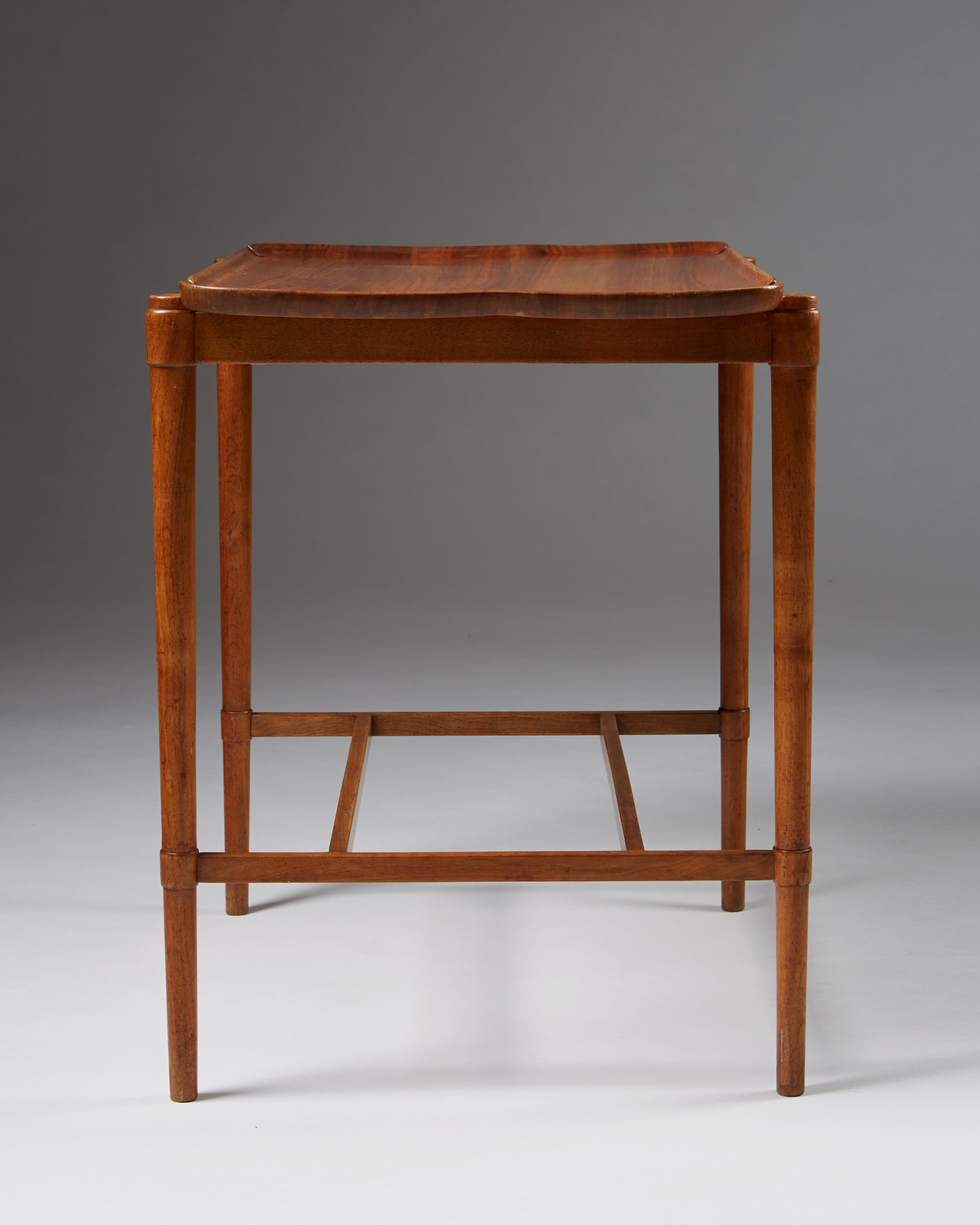 Occasional table designed by Peter Hvidt for Fritz Hansen, — Modernity