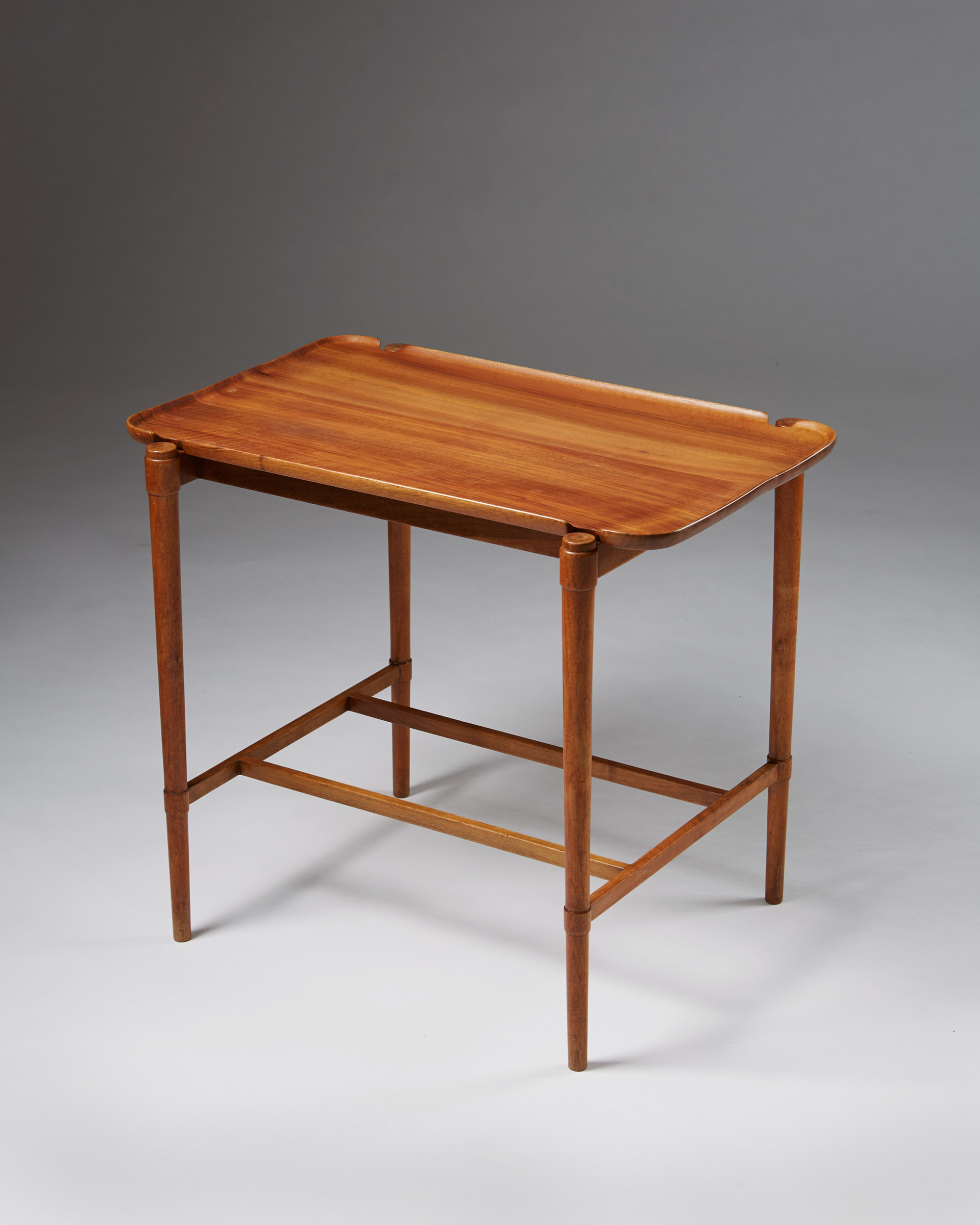 Occasional table designed by Peter Hvidt for Fritz Hansen, — Modernity