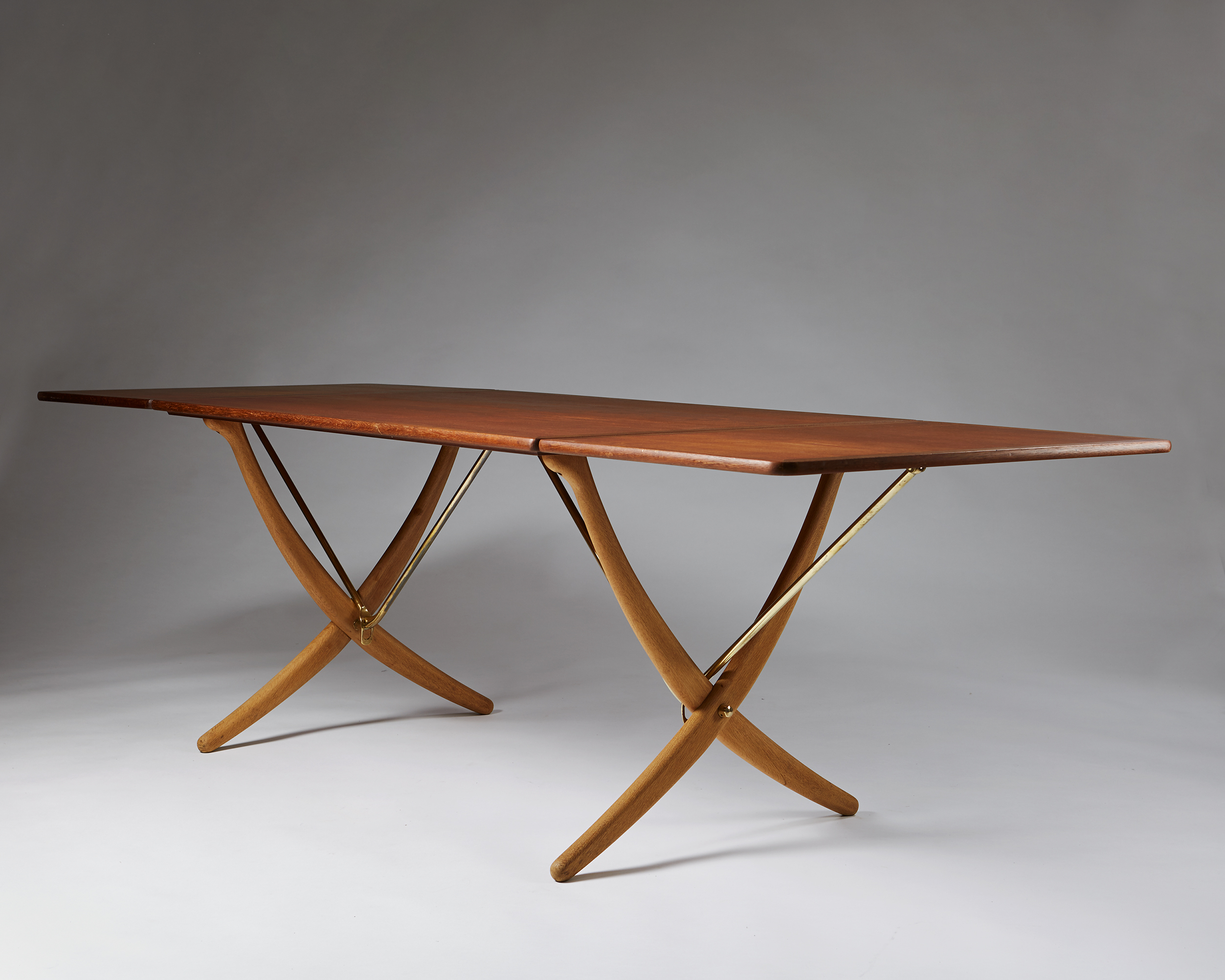 Dining table “Sabre leg” designed by Hans J. Wegner for Andreas Tuck ...